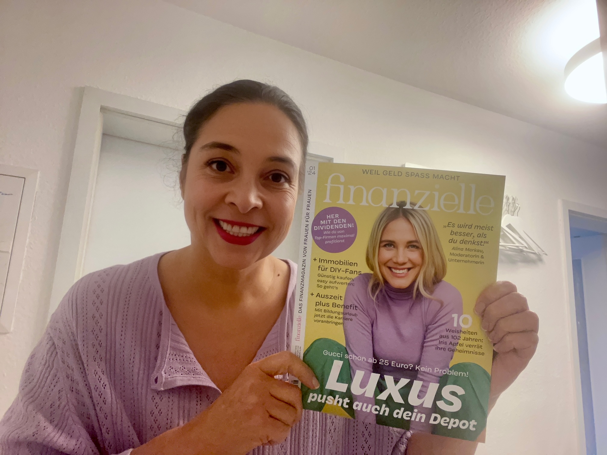 Birgit als Jurymitglied im finanzielle Magazin - Chocolate Blue